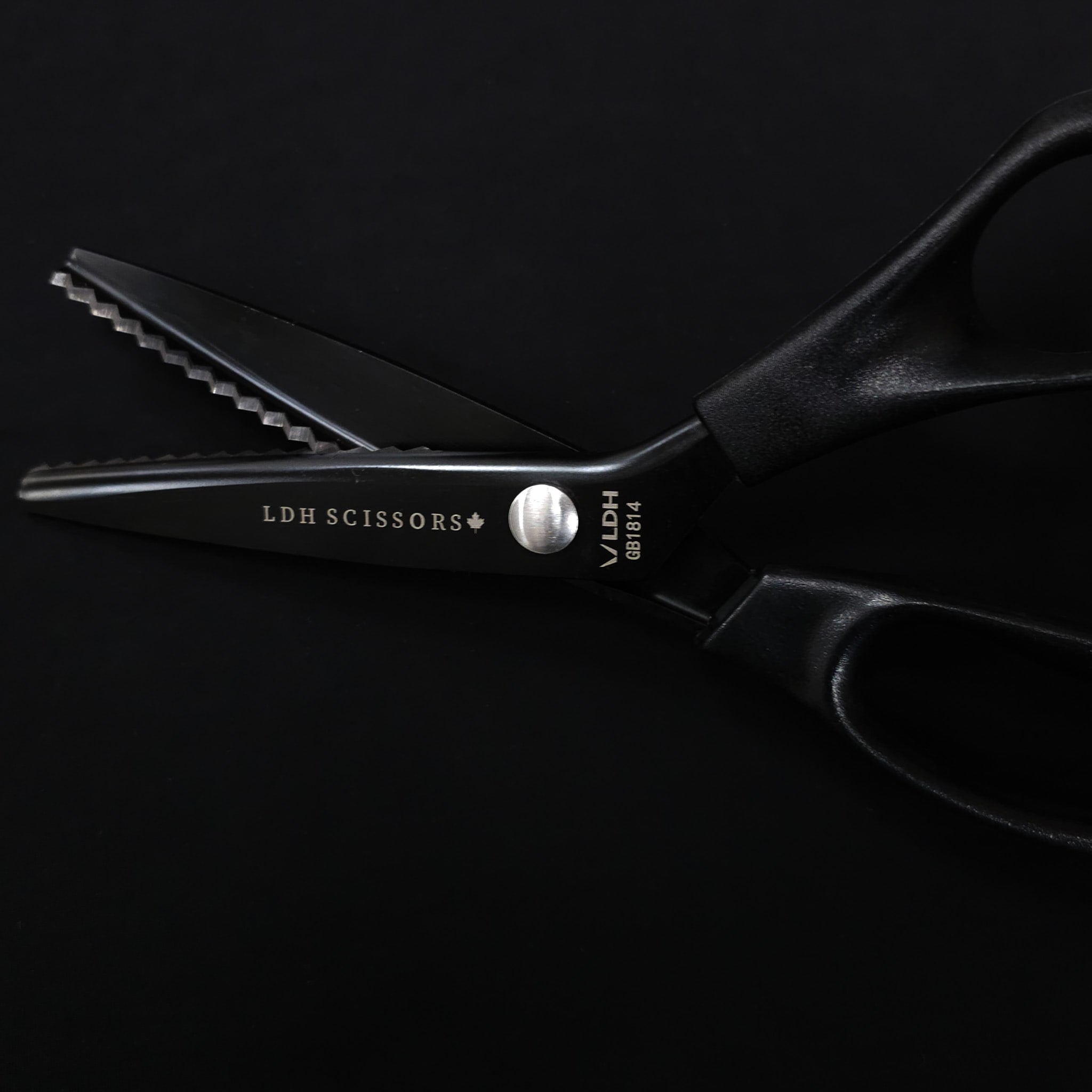 Lightweight Pinking Shears | LDH Scissors Canada – Les Tissées